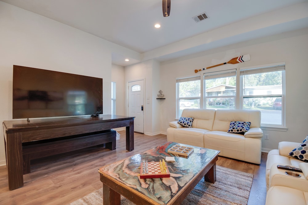 2 Mi To Lake Conroe Access: Home W/ Pool Table! - Lake Conroe, TX