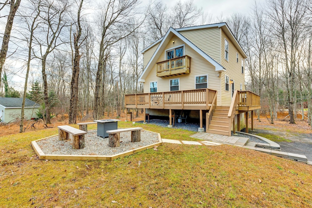 Arrowhead Lake Access & Fire Pit: Serene Cottage - Pocono Mountains, PA