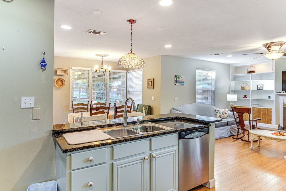 7 Mi To Pensacola Beach: Home W/ Pet-friendly Yard - Pensacola Beach, FL