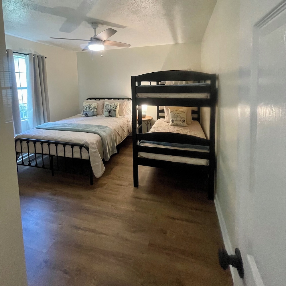 Charming 2-bedroom lakeside apartment with access to beautiful Lake ...