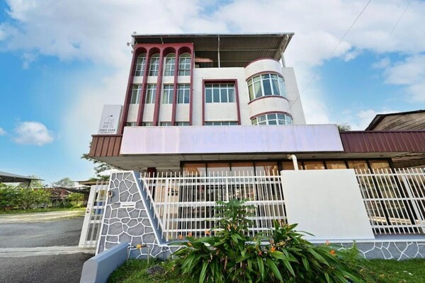 First Star Homestay - Kluang