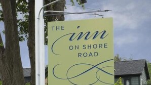 Placa indicando disponibilidade no 'The Inn on Shore Road'.