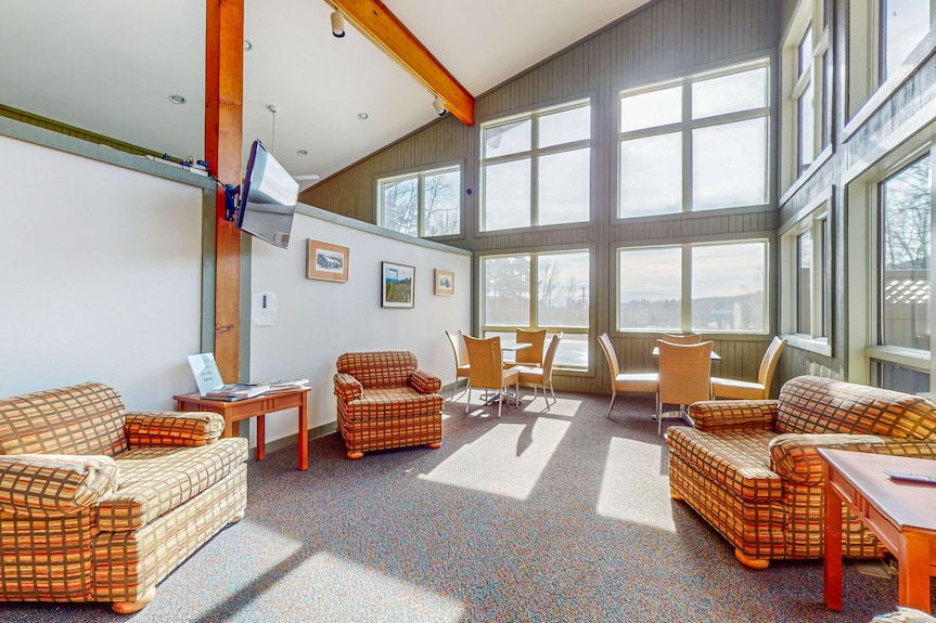 Cozy Mountain Condo W/ Fireplace, Views, Hot Tub, Pool, Sauna, Gym, Shuttle, W/d - Mount Snow, VT