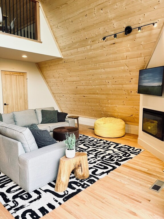 Modern Blowing Rock A-frame - 분