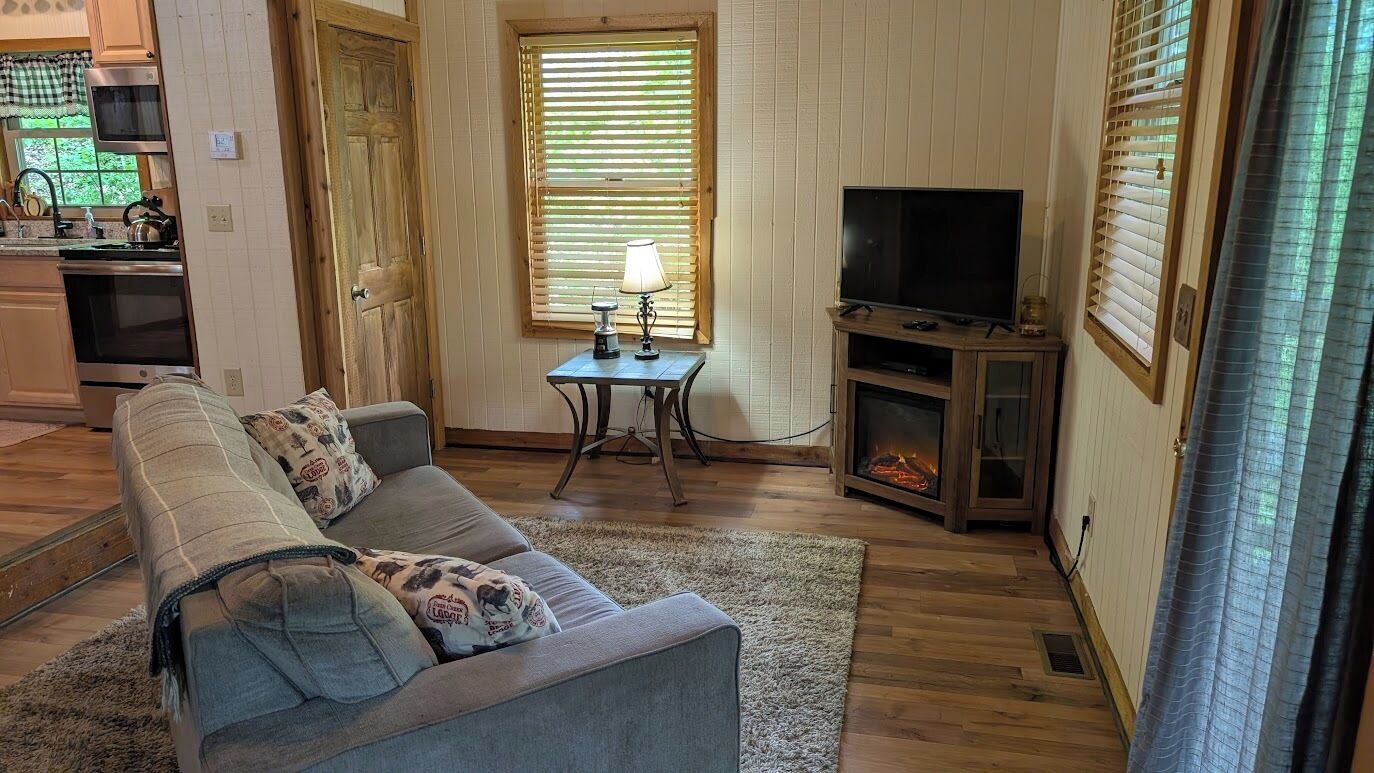 Quaint Cabin W/ Elevated Back Deck Among The Trees - Laurelville, OH