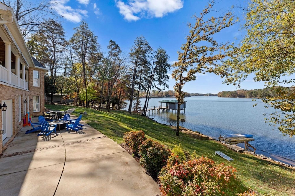 Sunset Pointe By Avantstay Waterfront, Beach, Fire Pit Sleeps 14 5bdr 4ba - Statesville, NC
