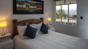 Quarto Comfort, pátio, vista para a colina | Casa de banho | Um polibã, toalhas fornecidas, sabão, champô