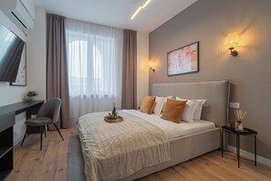 Apartamento luxo, 4 quartos, sacada, vista para a cidade | 4 quartos, ferros/tábuas de passar roupa, Wi-Fi de cortesia
