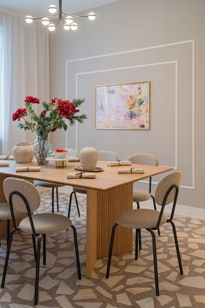 Apartamento luxo, 4 quartos, sacada, vista para a cidade | Área de estar | Smart TV 49 polegadas com canais digitais, Netflix