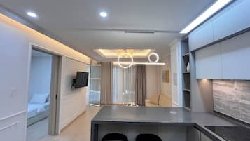 Quarto Duplo Económico, vista para o jardim | Cozinha privada | Um frigorífico, um micro-ondas, uma placa de cozinha