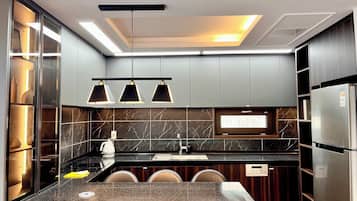 Quarto Quádruplo Familiar, vista para a montanha | Cozinha privada | Um frigorífico, um micro-ondas, uma placa de cozinha