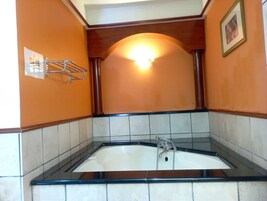 Chalé Premium, varanda, vista parcial para o mar | Banheira de imersão total