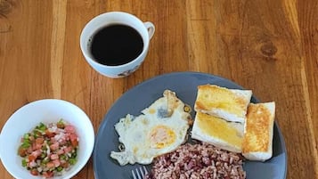 Café da manhã com pratos da culinária local grátis todos os dias