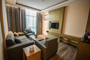 Suíte estúdio luxo, vista para a cidade | Cofres nos quartos, escrivaninha, ferros/tábuas de passar roupa