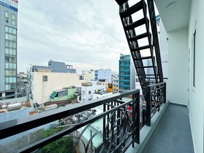 Apartamento superior, vista para a cidade | Sacada