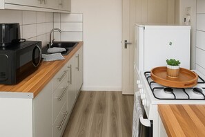Um frigorífico, um micro-ondas, um forno, uma placa de cozinha