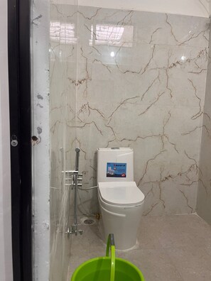 Produtos de toalete grátis, toalhas de banho, sabonete, shampoo