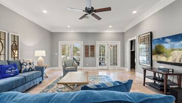 Casa, várias camas, acesso à piscina, vista para a piscina (165 Sugar Sand Lane) | Sala de estar | Televisor de ecrã plano de 50 polegadas com canais digitais