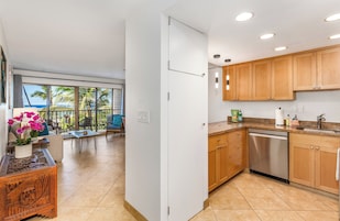 Apartamento de Luxo em Condomínio Fechado, vista para o oceano, junto à praia | Cozinha privada | Uma cafeteira/bule, uma torradeira, liquidificador