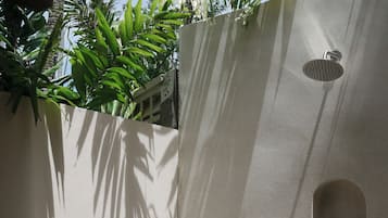 Villa Deluxe, 2 quartos, vista para o rio | Casa de banho | Um polibã, um chuveiro fixo, roupões, chinelos