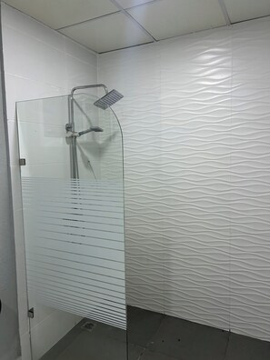 Quarto Deluxe, vista para o jardim | Casa de banho | Um polibã, toalhas fornecidas, sabão, champô 