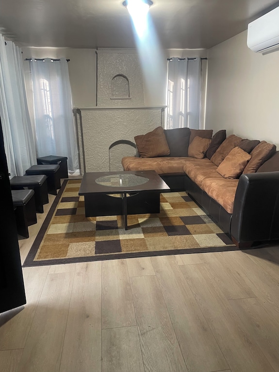 New Remodeled! Charming 3-bedroom House 7 Minutes From So-fi, Intuit And Fourm. - Compton, CA