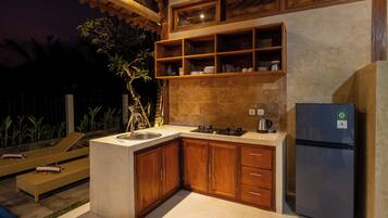 Villa, 2 quartos, vista para a piscina | Cozinha privada | Uma chaleira elétrica