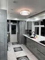 Casa | Cozinha privada | Um frigorífico, um micro-ondas, um forno, uma placa de cozinha 