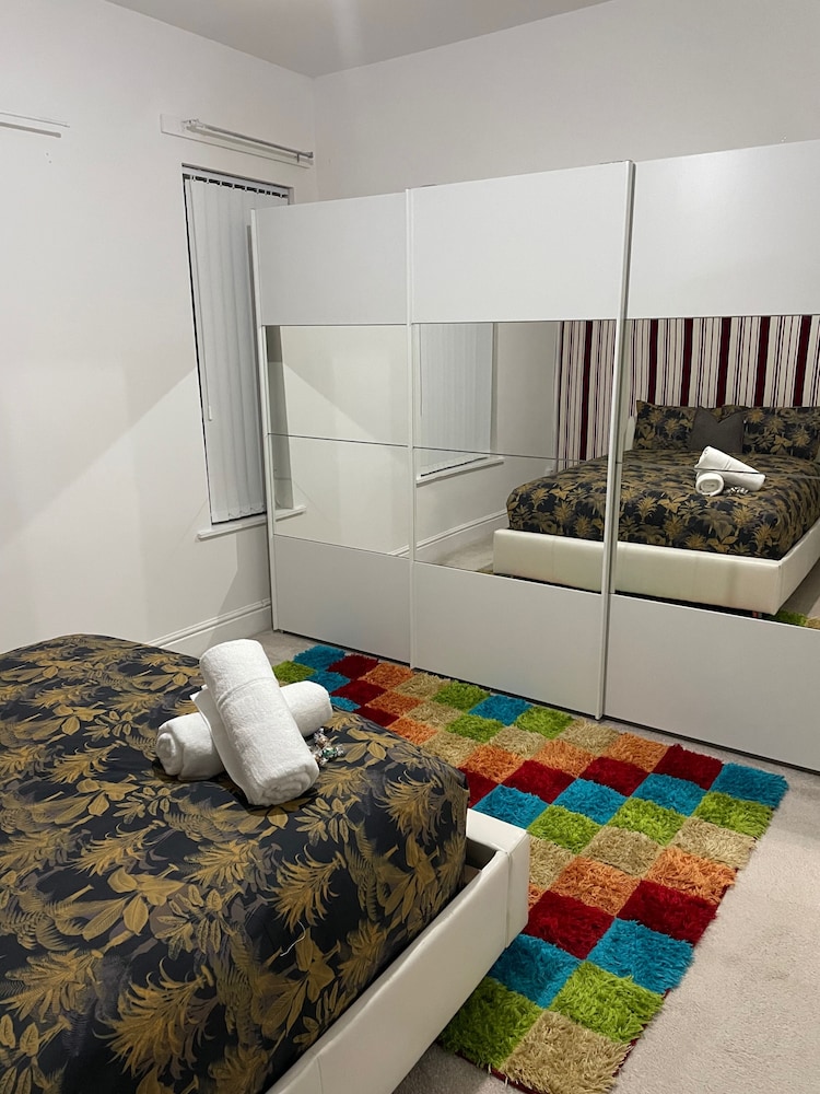 Manchester - 1 Bed- Garden - Parking - Manchester