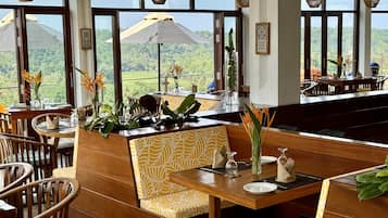2 restaurantes, é servido café da manhã