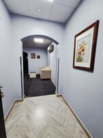 Suite Deluxe | Sala de estar | Smart TV de 42 polegadas com canais digitais 