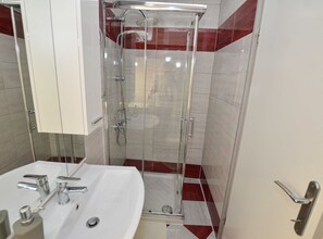 Estúdio (Studio Apartment) | Casa de banho | Um polibã, toalhas fornecidas 
