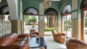 2 bares/lounges, um bar junto à piscina