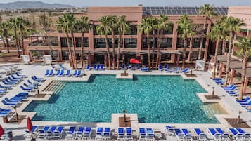 Piscina interior, 2 piscinas exteriores, guarda-sóis, espreguiçadeiras