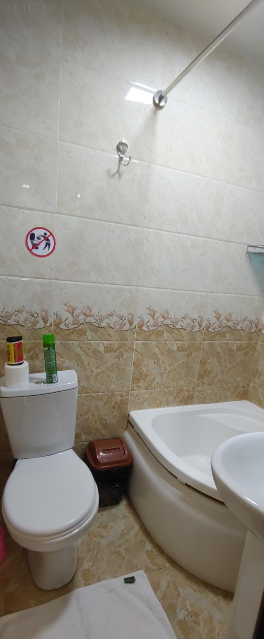 Casa de banho com sanita, bidé e lavatório.