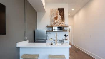 Suíte estúdio premier, 1 cama Queen | Cozinha privada | Geladeira grande, micro-ondas, fogão, cooktop