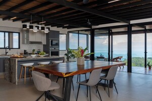 Casa superluxo | Área de estar | TV de tela plana 30 polegadas com canais digitais, Netflix