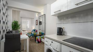 Apartamento | Cozinha privada | Chaleira elétrica, torradeira, talheres/pratos/utensílios de cozinha