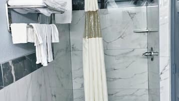 Quarto casal, 2 camas de casal, para fumantes | Banheiro | Chuveiro, secador de cabelo, toalhas de banho, sabonete