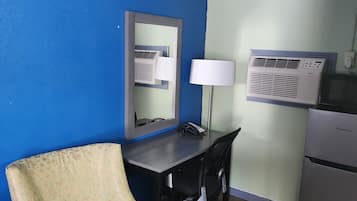 Quarto solteiro, 1 cama King, para não fumantes | Escrivaninha, Wi-Fi de cortesia, roupa de cama