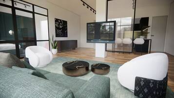 Suite Deluxe, Vista para a cidade | Sala de estar | Televisor