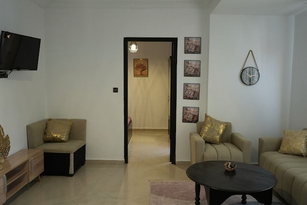 Apartamento Familiar, Vista para a cidade | Sala de estar | TV de ecrã plano