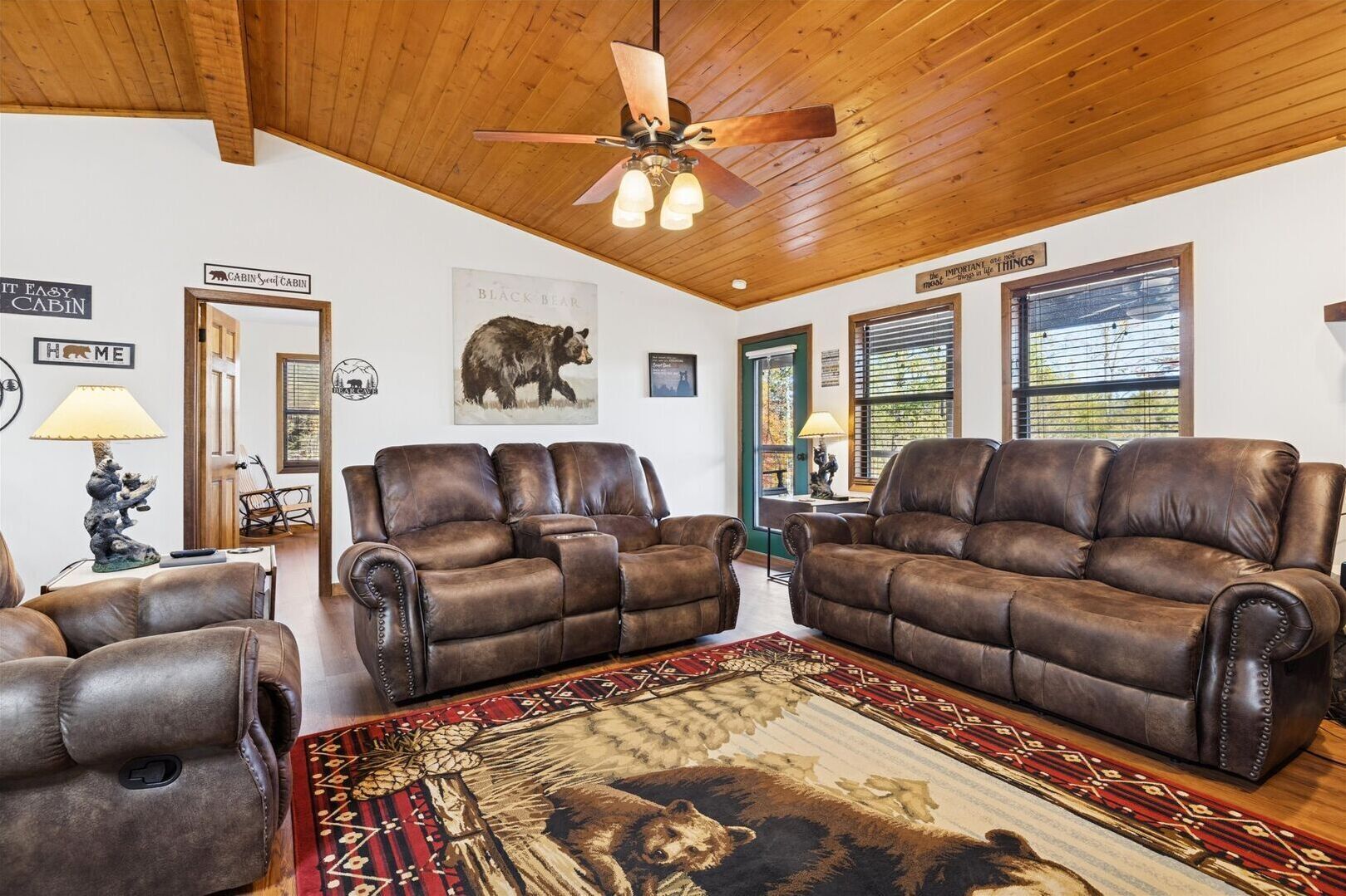 Secluded Cubs Den Retreat In Wears Valley  Sleeps 10, Hot Tub, Pool Table, Dog-friendly - Wears Valley, TN