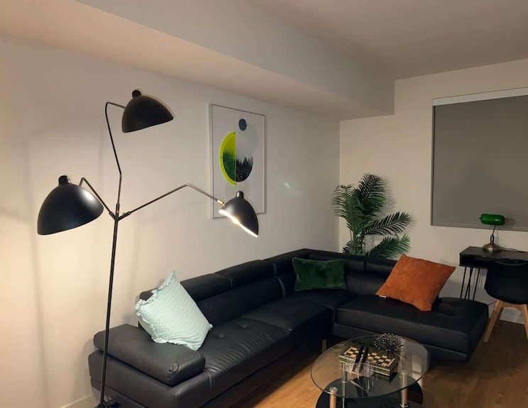 Charming Glendale Apartment 2br/2ba, 4 Beds - Burbank, CA