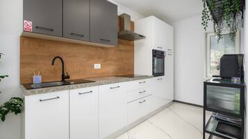 Apartamento | Cozinha privada | Torradeira, talheres/pratos/utensílios de cozinha