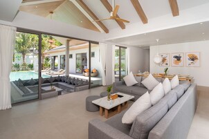 5 Bedroom Villa Plus | Área de estar | Smart TV 43 polegadas com canais a cabo