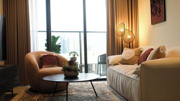 Apartamento Deluxe, 1 quarto, vista para o lago | Sala | TV de ecrã plano