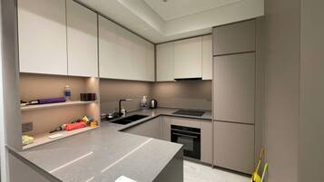 Apartamento Deluxe, 2 quartos, vista para o lago | Cozinha privada | Um frigorífico, um micro-ondas, uma placa de cozinha