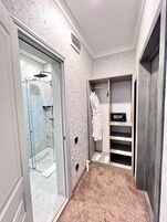 Quarto casal superior | Banheiro | Chuveiro, produtos de toalete grátis, secador de cabelo, chinelos