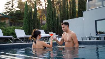 Piscina interior, piscina exterior